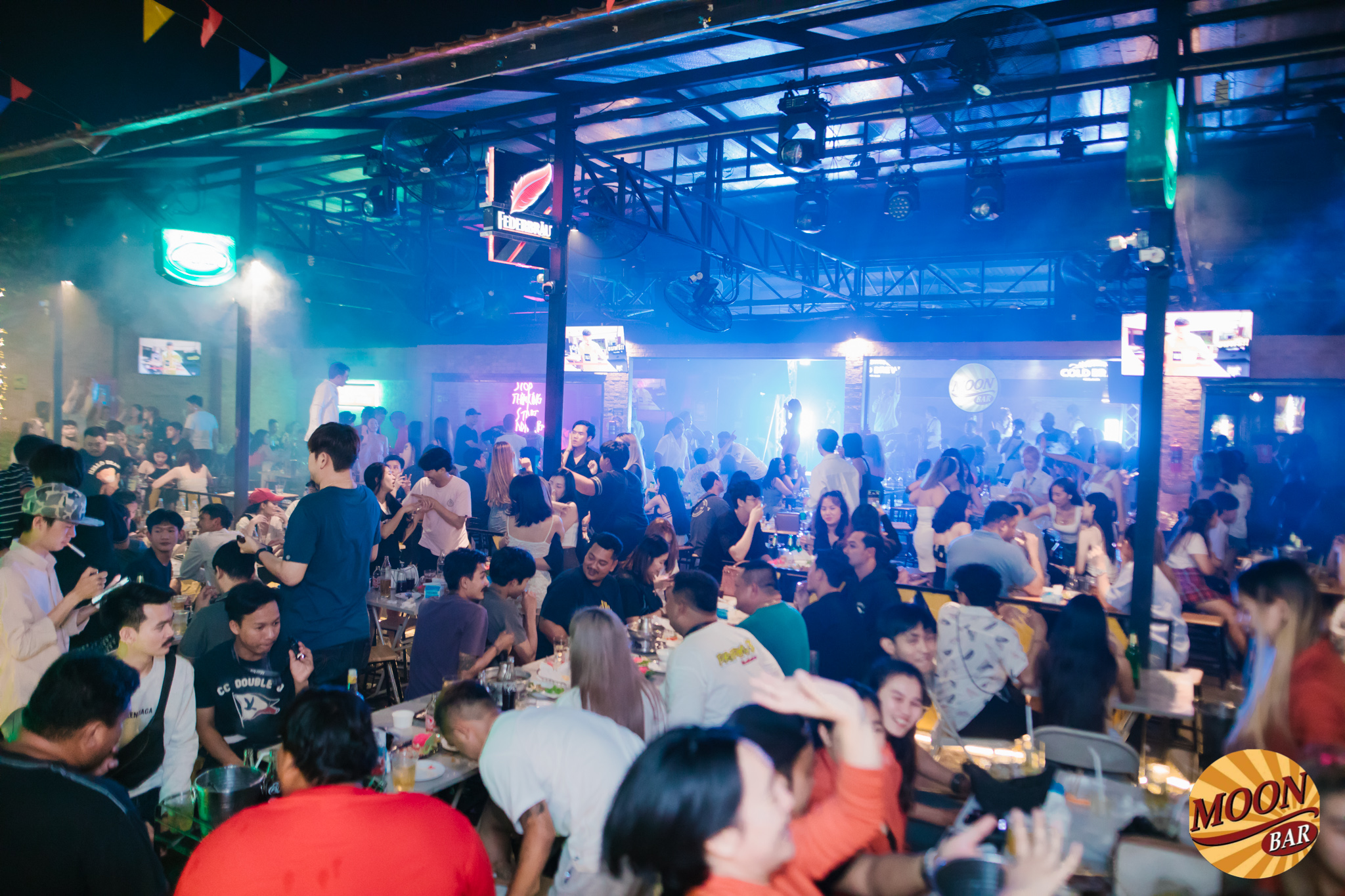 The Moon Bar (เดอะมูนบาร์) ร้านนั่งชิล บรรยากาศดีแถวบางใหญ่ นนทบุรี ...