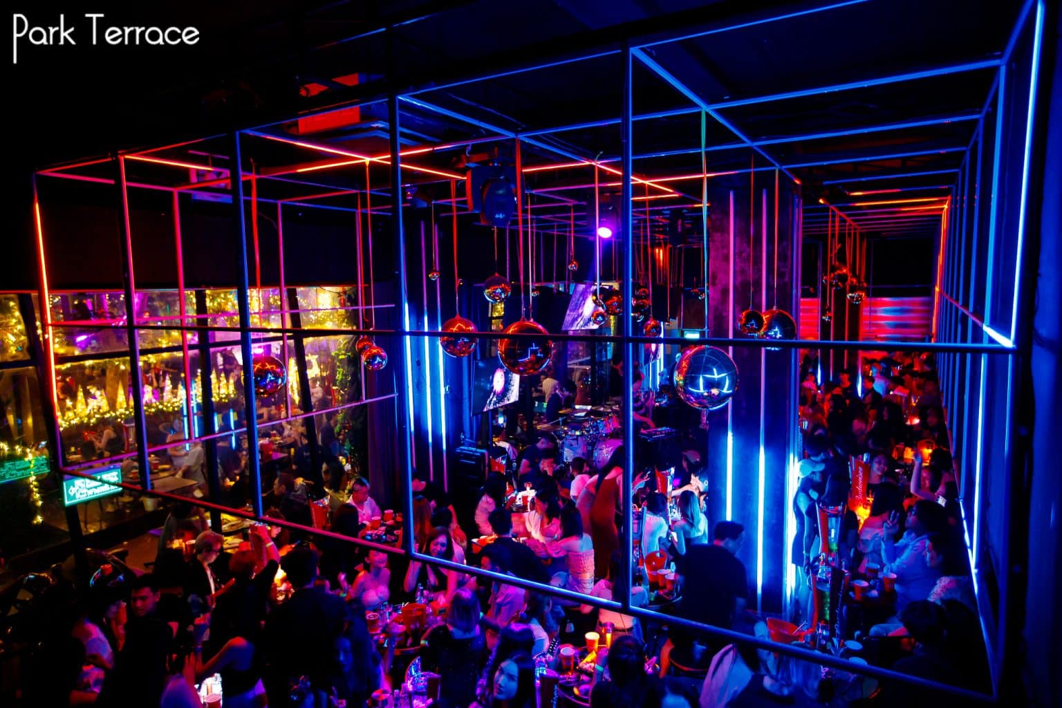 Chob bar ร้านนั่งชิวย่านรัชดาภิเษก